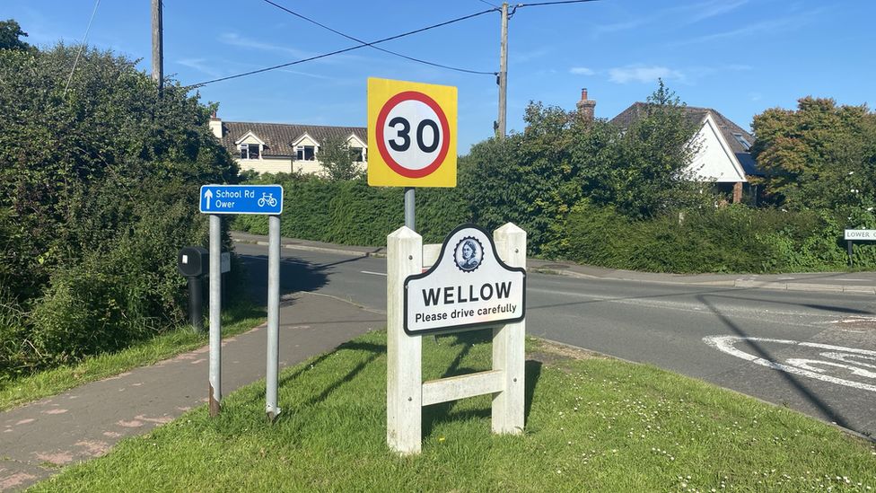 West Wellow village in Hampshire left without signal - BBC News