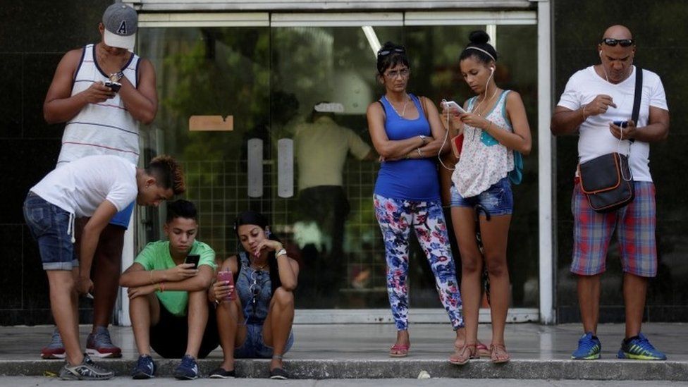 Cuba plans to install wi-fi on Havana's iconic Malecon seafront - BBC News