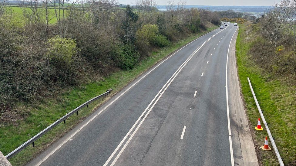 Bachgen yn gwella wedi gwrthdrawiad ger Y Felinheli - BBC Cymru Fyw