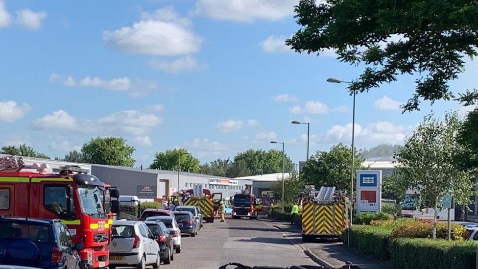 Abingdon industrial estate fire: Buildings evacuated in blaze - BBC News