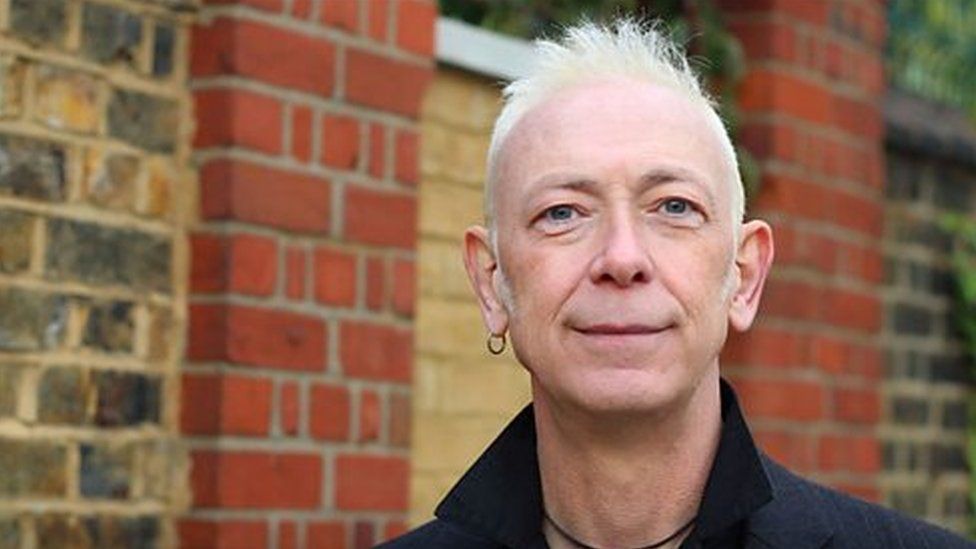 Ateb y Galw: Y cyflwynydd Gareth Jones - BBC Cymru Fyw