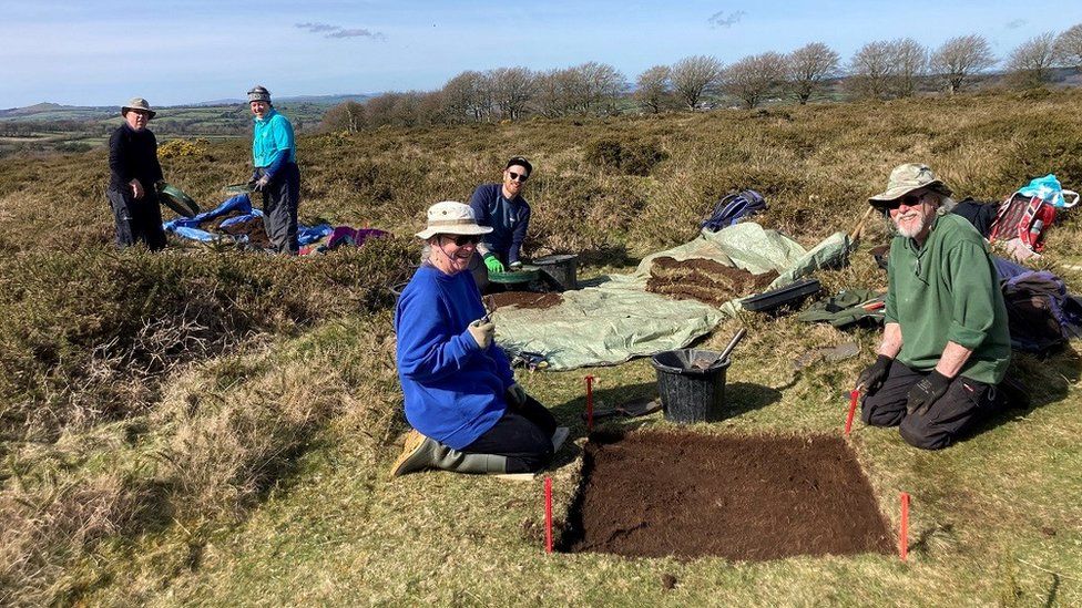Digs unearth Dartmoor's hunter-gatherer history - BBC News