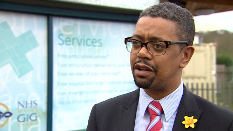 NHS: Labour accused of backing 'eye-watering' pay for bosses - BBC News