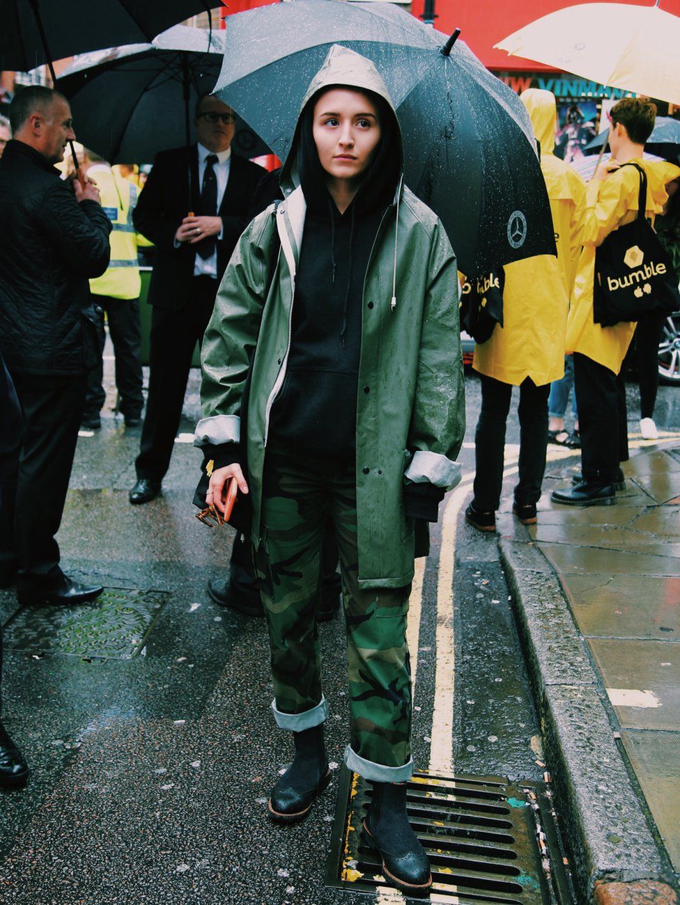 In pictures: Gender blending at London Fashion Week - BBC News