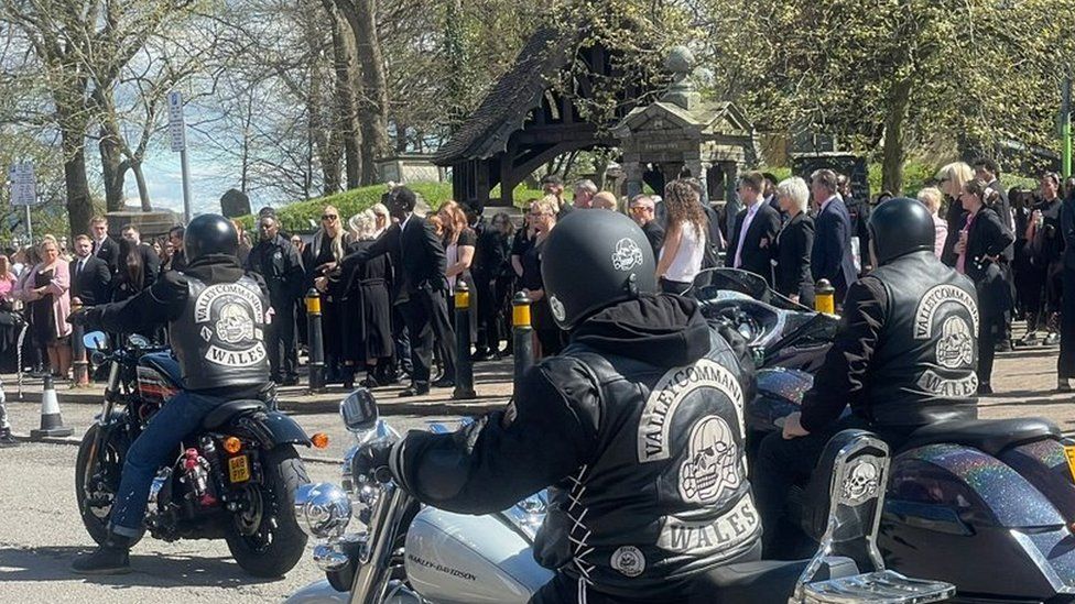 Eve Smith: Cynnal angladd un o'r tri a fu farw yn Llaneirwg - BBC Cymru Fyw