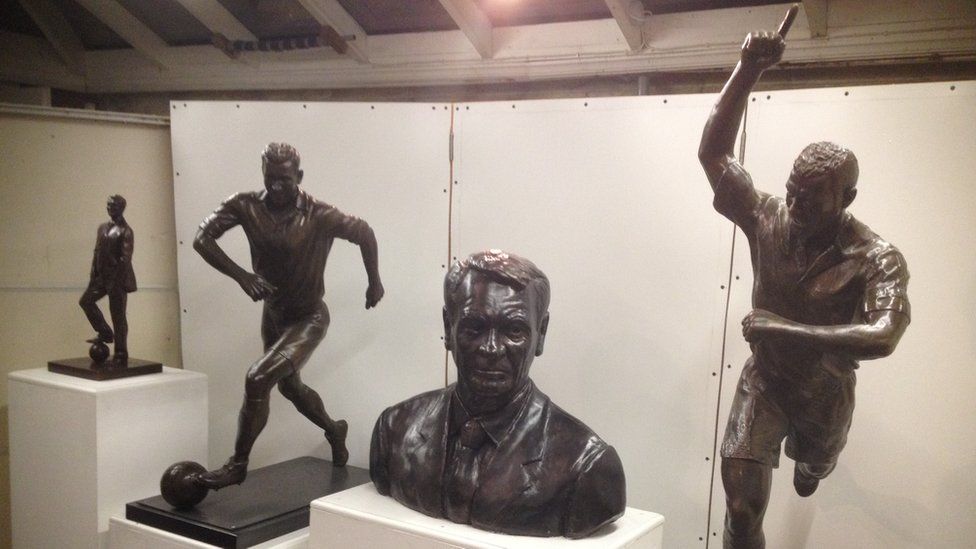 Newcastle United: Alan Shearer statue sculptor supports move - BBC News