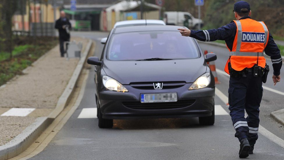 Will EU border controls really threaten the euro? - BBC News