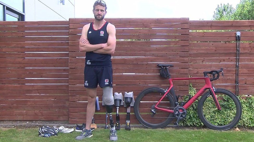 Devon athlete Pavey steps up for disabled athletics day - BBC News