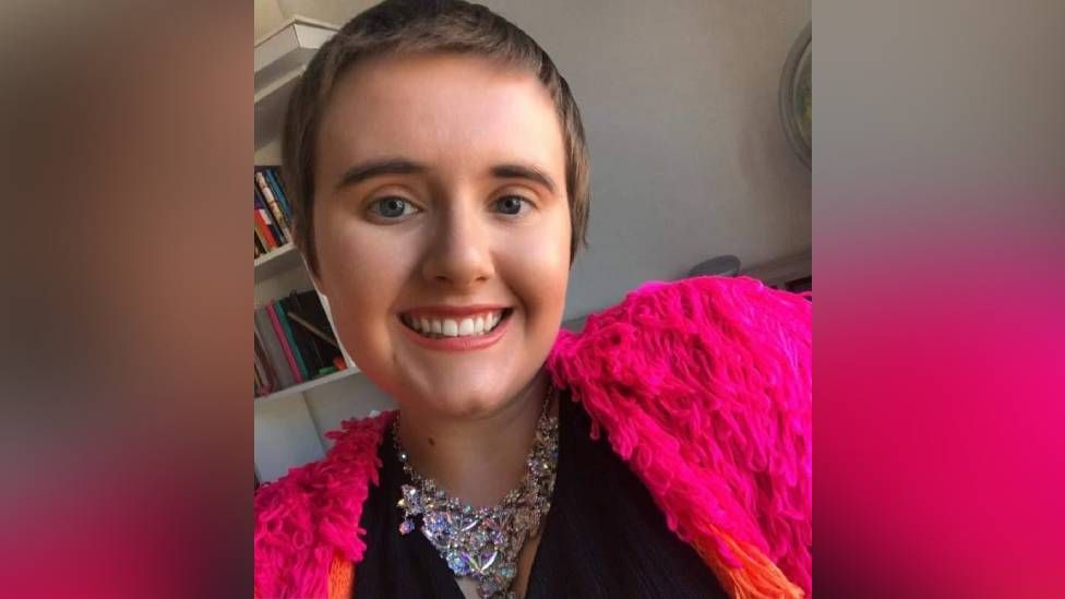 Rachel Nurse: Reporter, 23, dies of ovarian cancer - BBC News