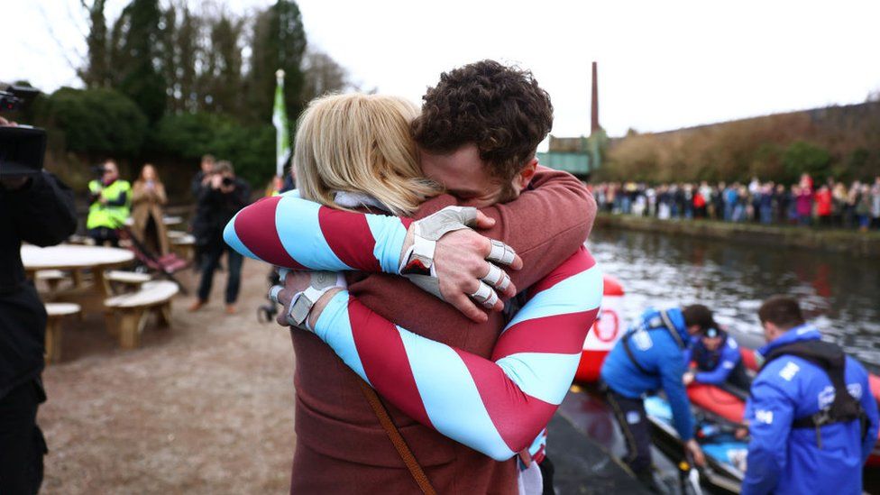 Comic Relief: Jordan North completes epic rowing challenge - BBC Newsround