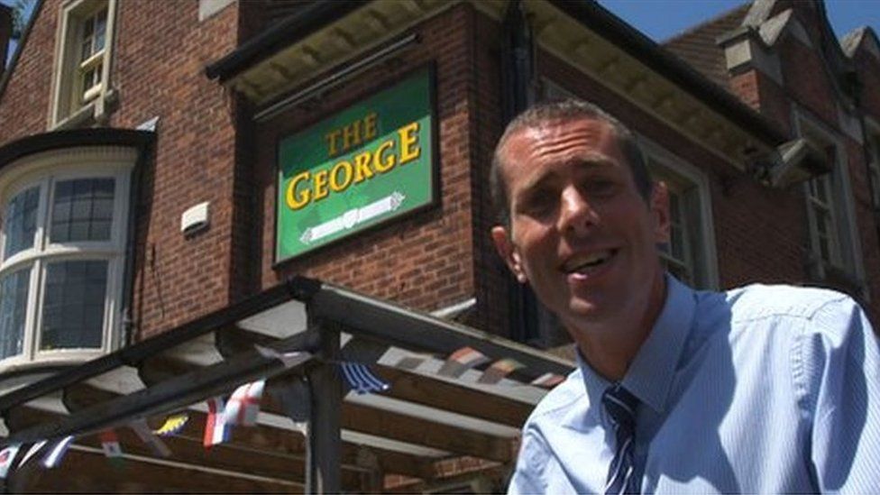 Bournemouth's Steve Way first hometown marathon - BBC News