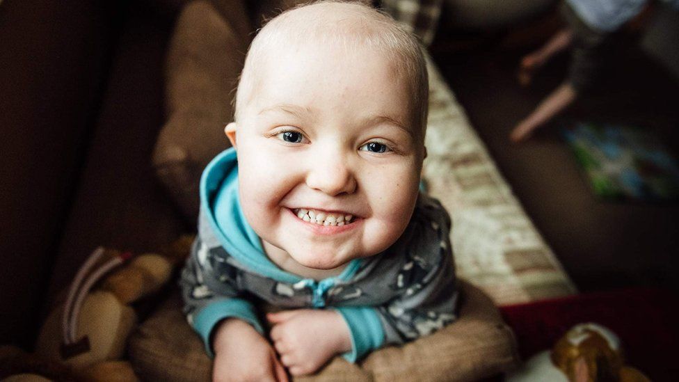 'Smelly pants wee' plaque to remember cancer boy is removed - BBC News