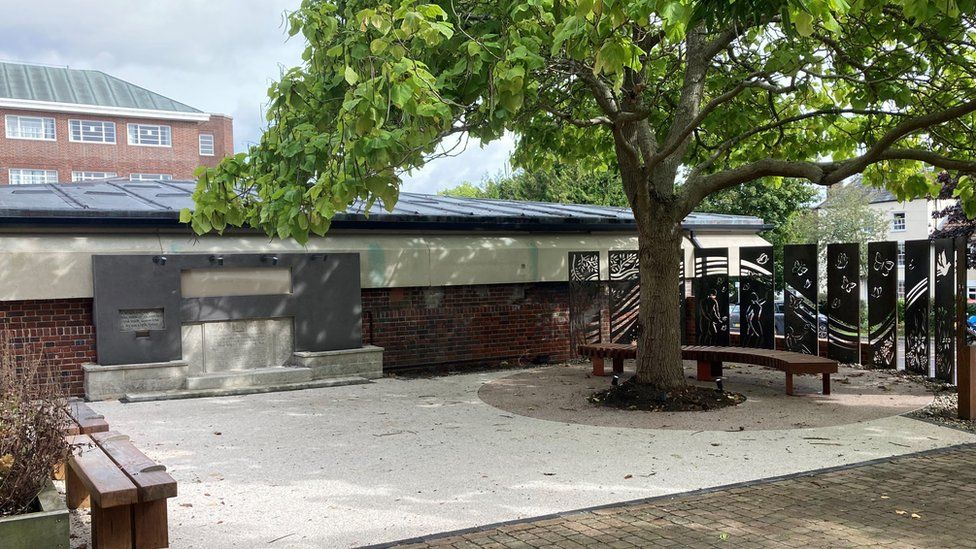 Dorchester memorial extended to include Covid workers - BBC News