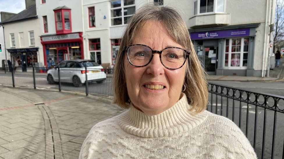Pont y Borth i Ynys Môn yn ailagor wedi gwaith atgyweirio - BBC Cymru Fyw