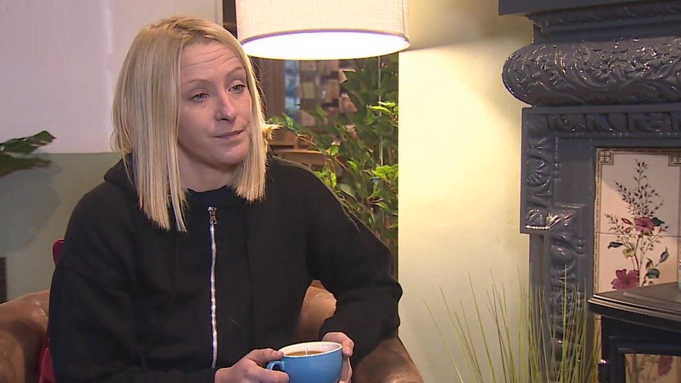 Nadolig yn 'storm berffaith' i rai ag anhwylderau bwyta - BBC Cymru Fyw