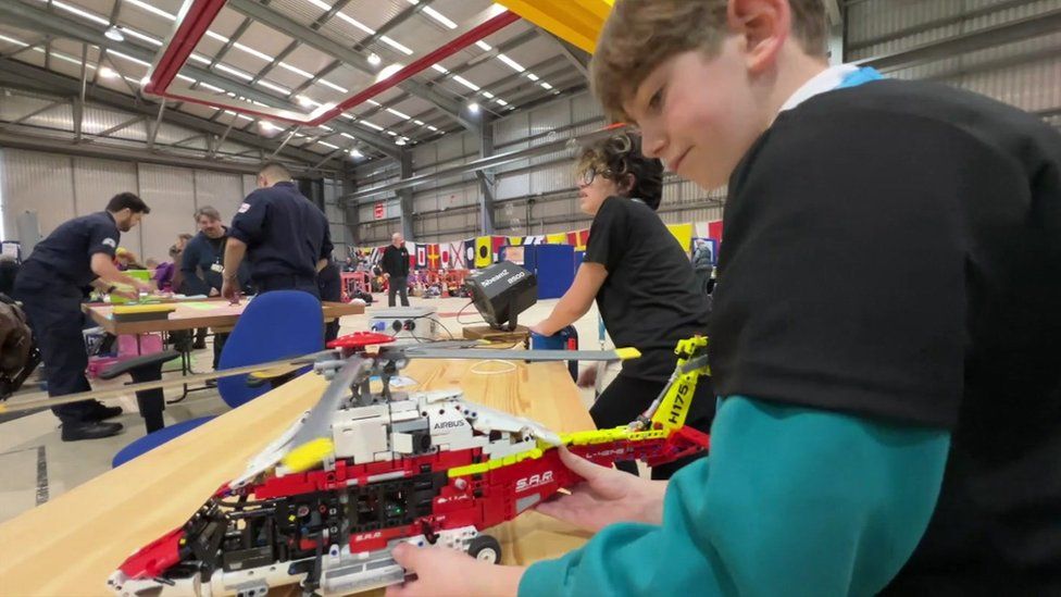 Cornish students battle in Lego robot challenge - BBC News