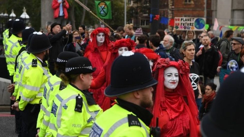 Extinction Rebellion: Arrests at Sydney and Amsterdam protests - BBC News