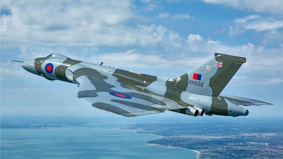 Vulcan bomber celebrated at Leicestershire airfield - BBC News