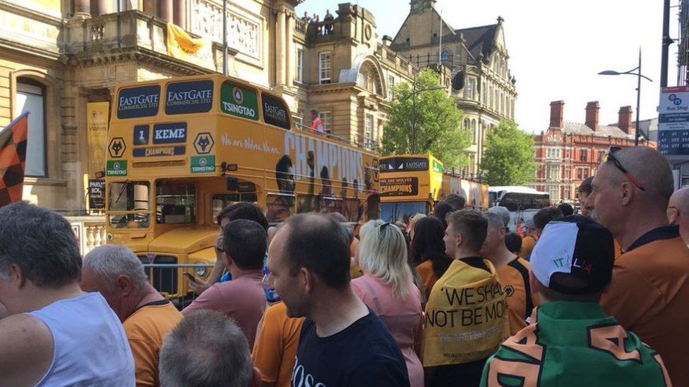 Wolverhampton Wanderers bus tour for League Champions - BBC News