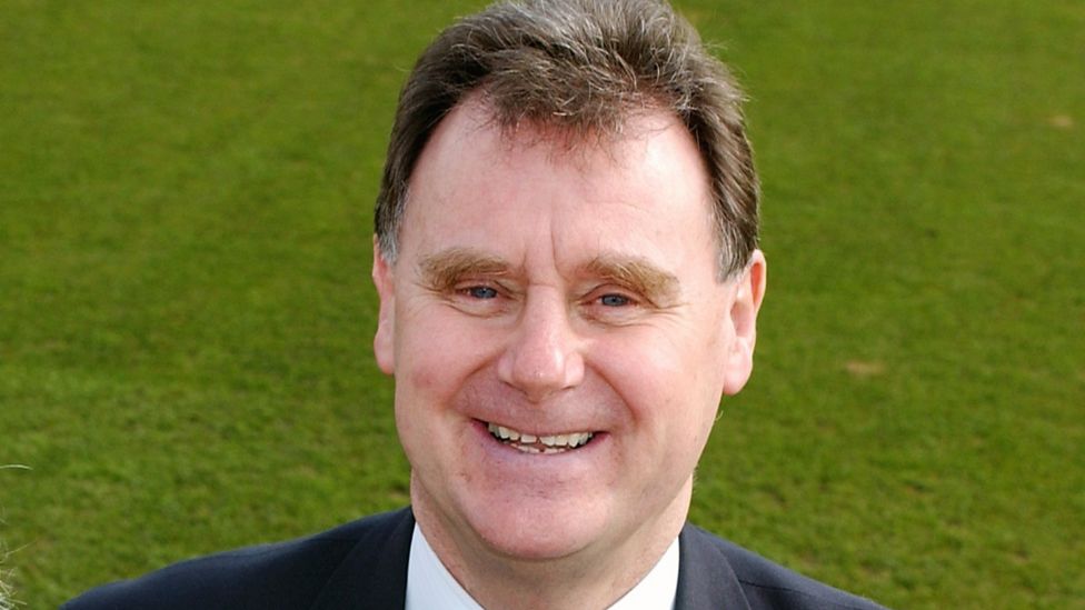 Man who helped revolutionise rain-hit cricket dies aged 84 - BBC News