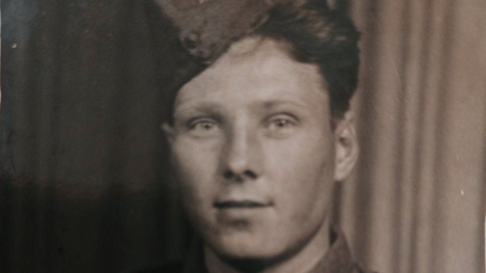 Albert Evans: Tributes to Dudley World War Two veteran - BBC News