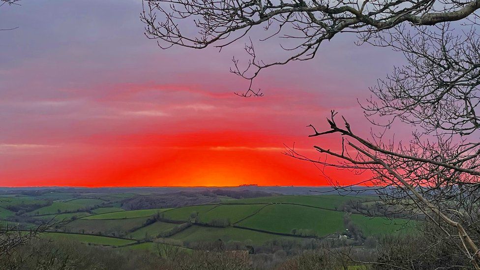 Dramatic sunrise captured across the South West - BBC News