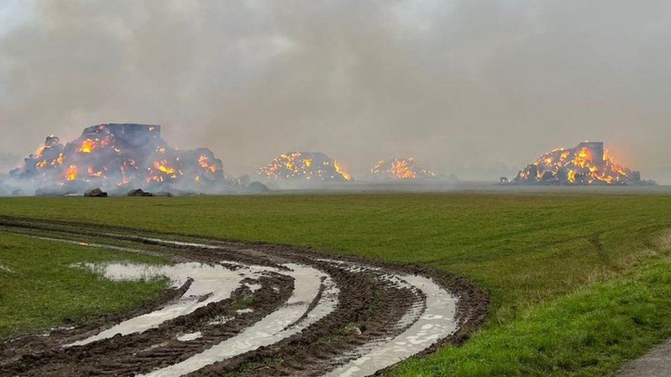 Kirton Holme: Fire crews tackle large stack fire on farmland - BBC News