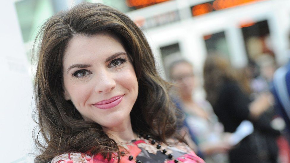 Twilight author Stephenie Meyer to publish spy thriller - BBC News