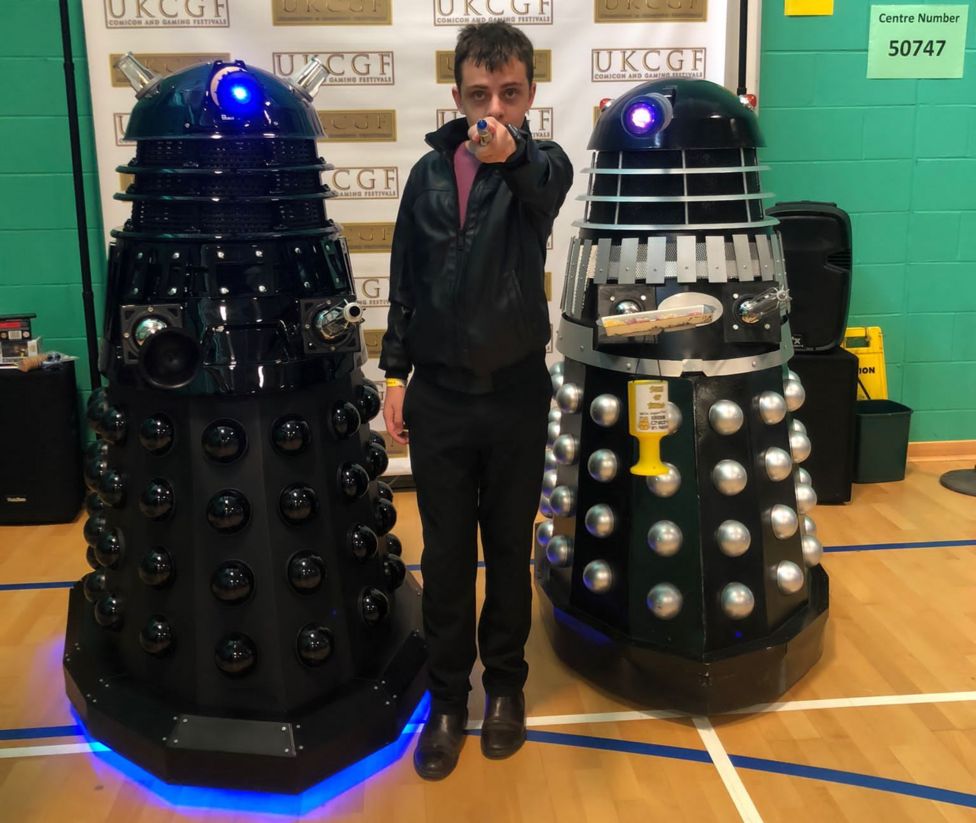 Dr Who: Brain tumour patient Noah, 17, makes bucket list - BBC News