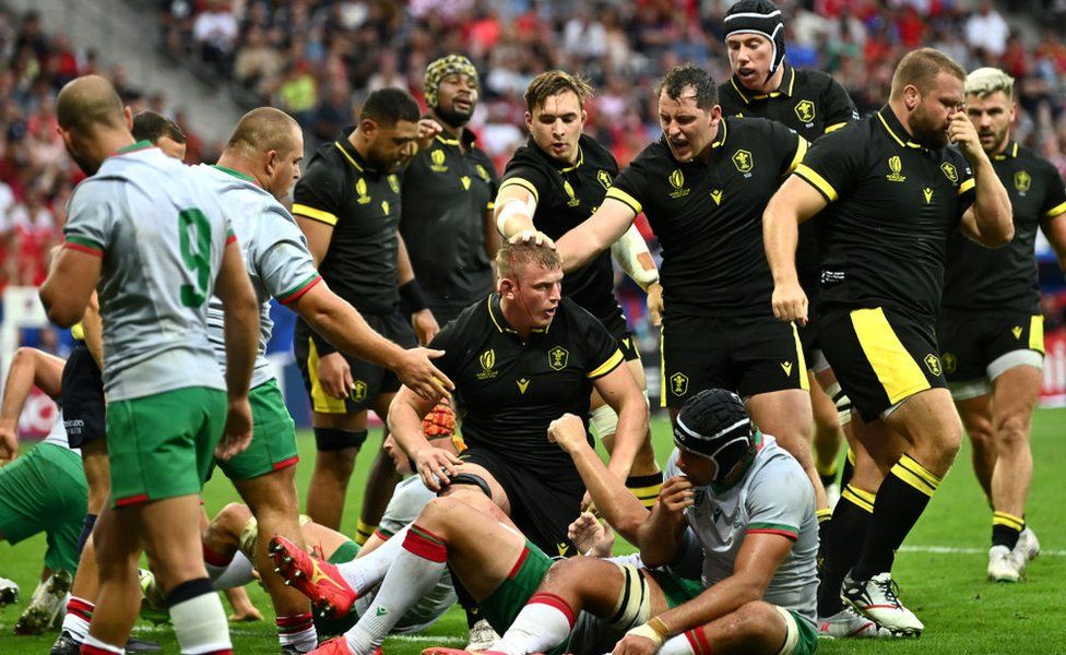 Cwpan Rygbi'r Byd: 'Tynged Cymru yn y fantol yn Lyon' - BBC Cymru Fyw