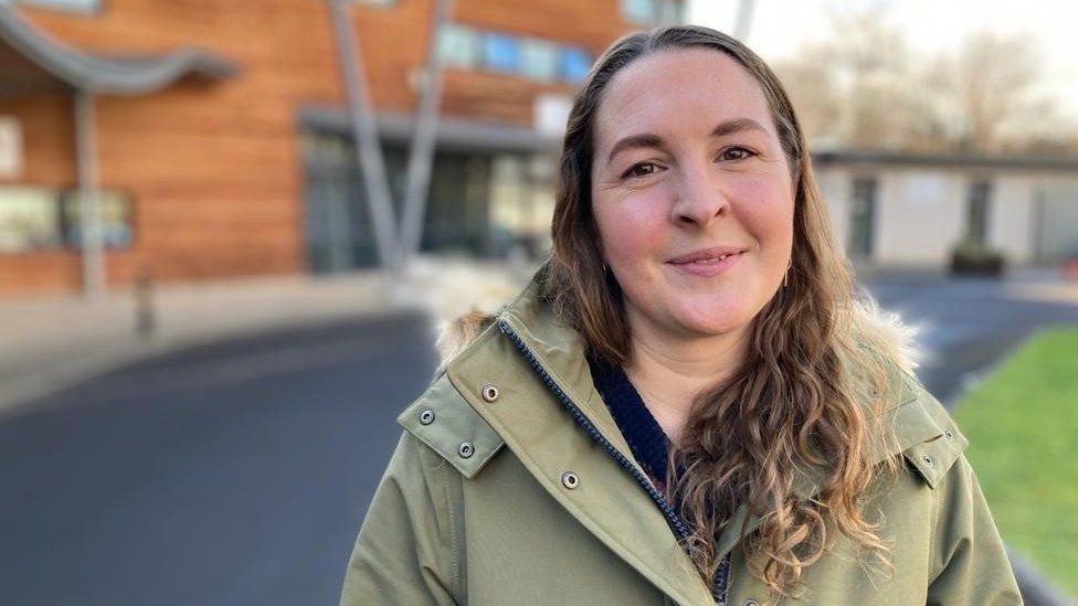 South Gloucestershire children missing out on hot school dinners - BBC News