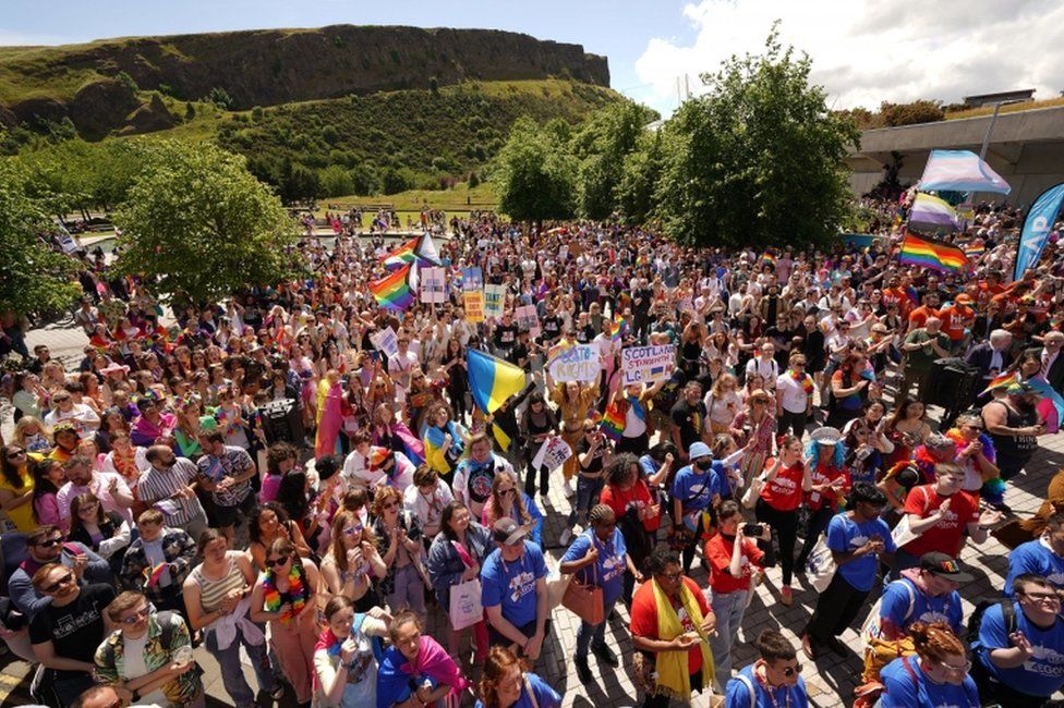 Thousands take part in Glasgow and Edinburgh Pride marches - BBC News