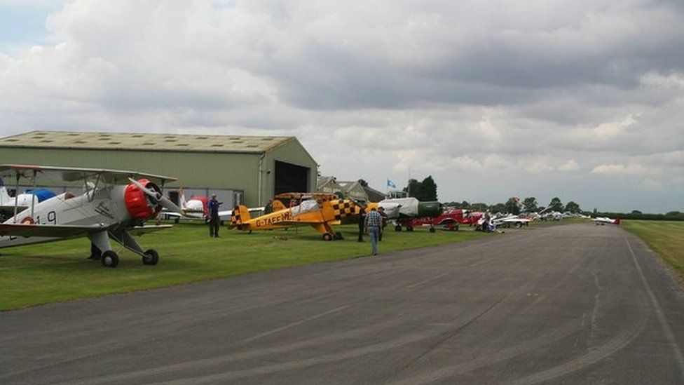 Breighton airfield crash: Pilot dies in light aircraft landing - BBC News
