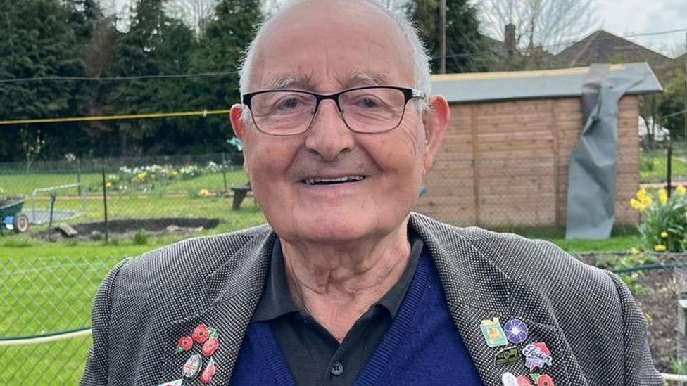 Memorial to Savernake munitions disaster is unveiled - BBC News