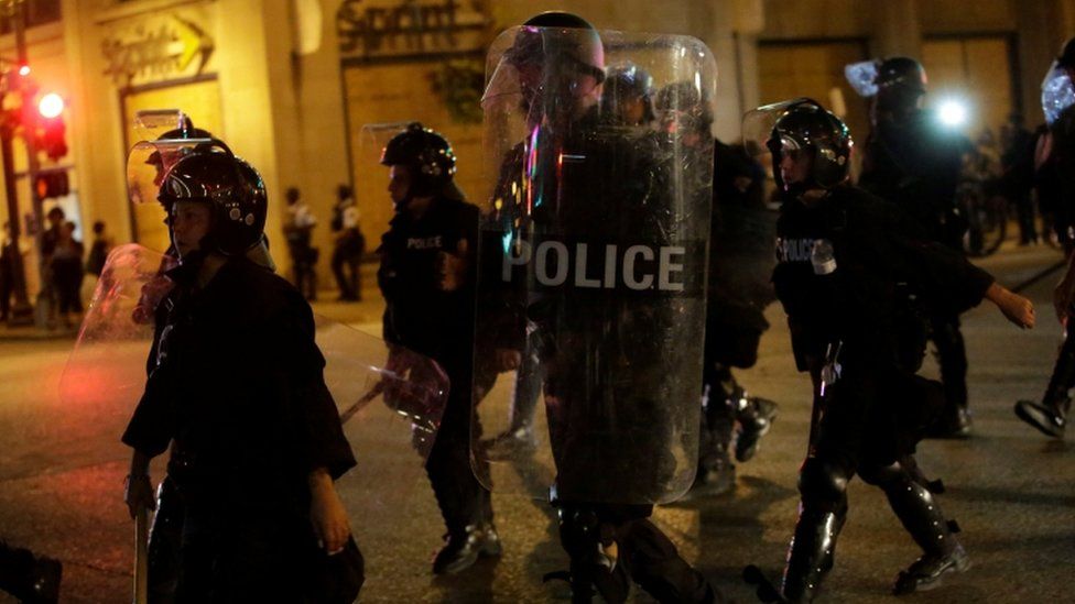 St Louis: Police 'chanted' after clearing violent protests - BBC News