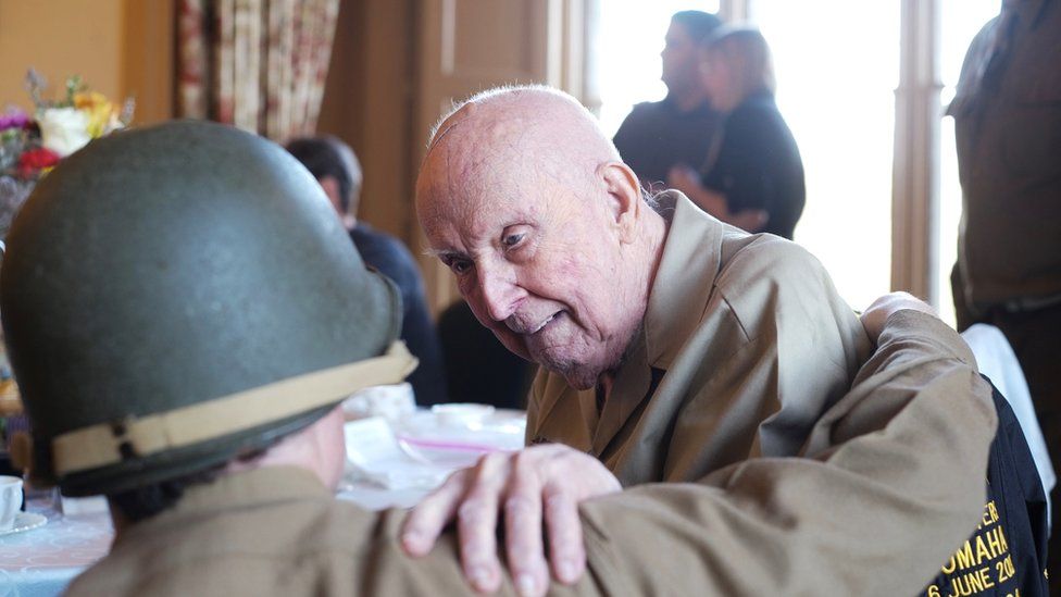 World War Two veteran Jake Larson returns to Brownlow House - BBC News