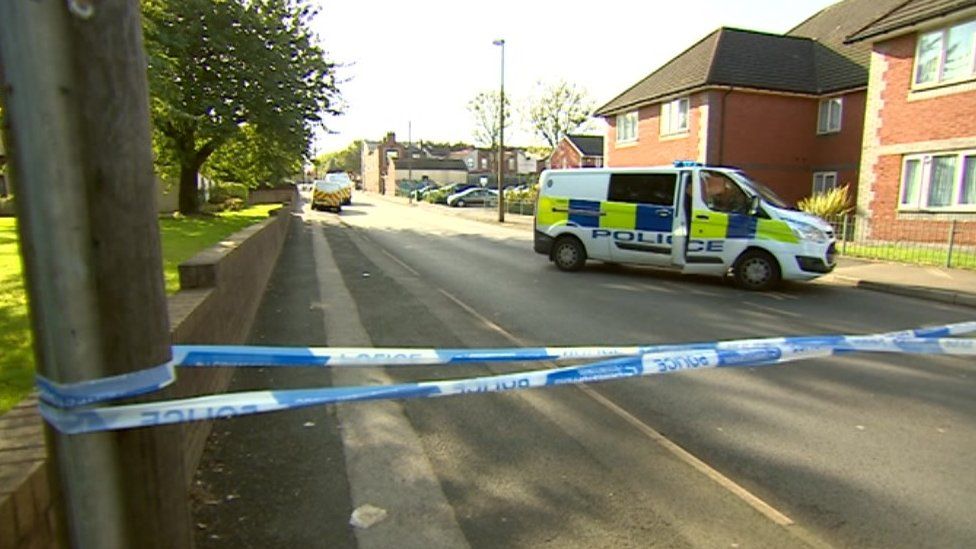 Smethwick drive-by shooting leaves man seriously injured - BBC News