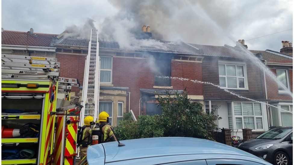 Hampshire Royal Navy man praised for house explosion rescue - BBC News