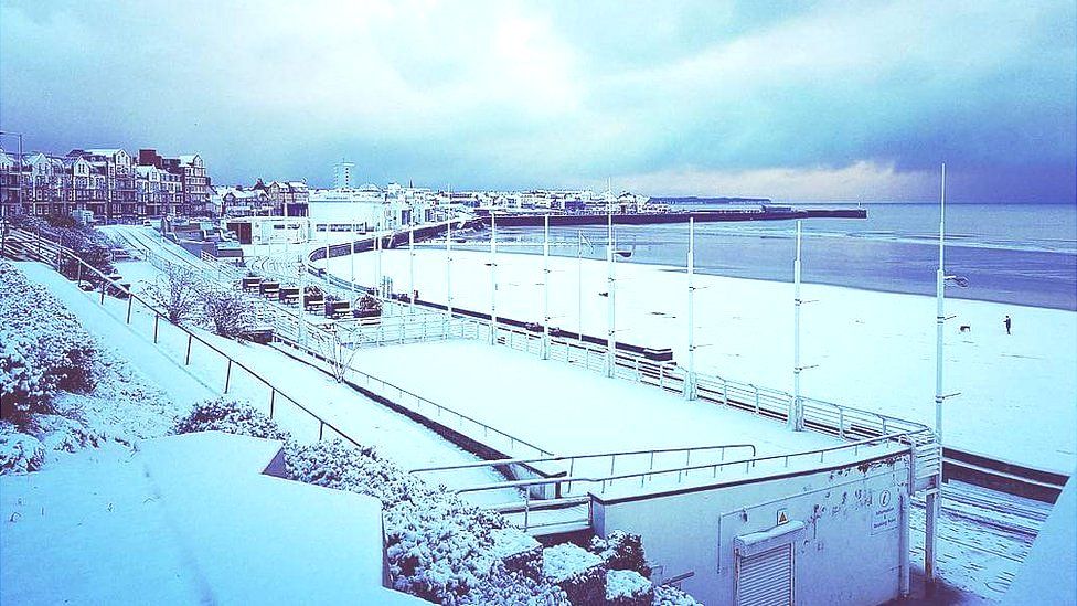 Snow falls on England's east coast beaches - BBC News