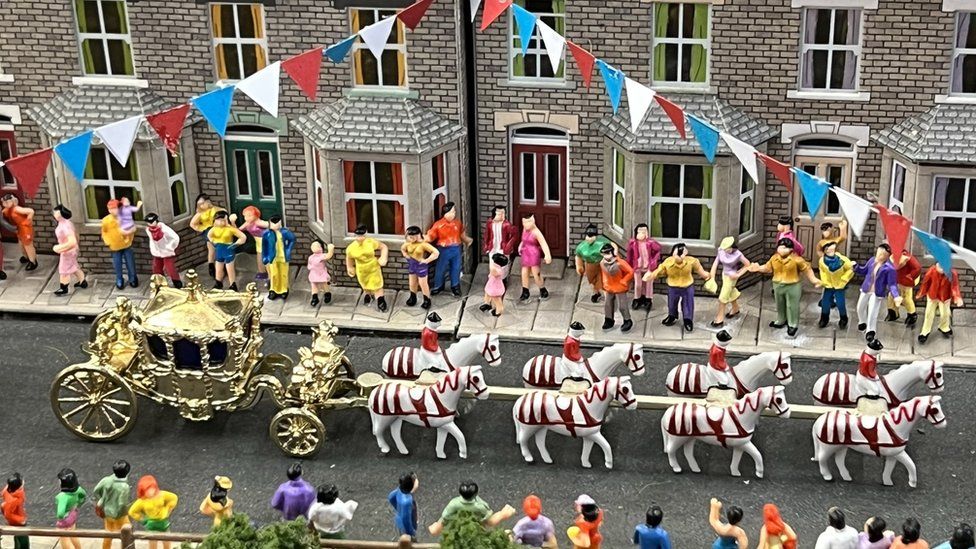 Milton Keynes model railway club recreates the Coronation - BBC News