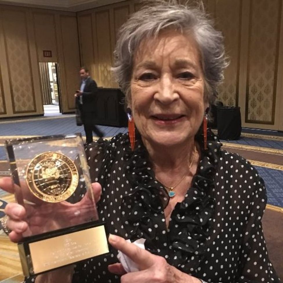 Gwobr aur gŵyl yn America i raglen dementia Beti George - BBC Cymru Fyw