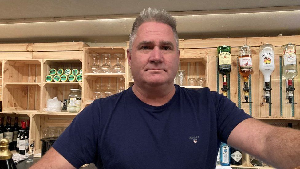 Parhau i chwilio am berson coll 'risg uchel' ger afon yn Sir Gâr - BBC ...