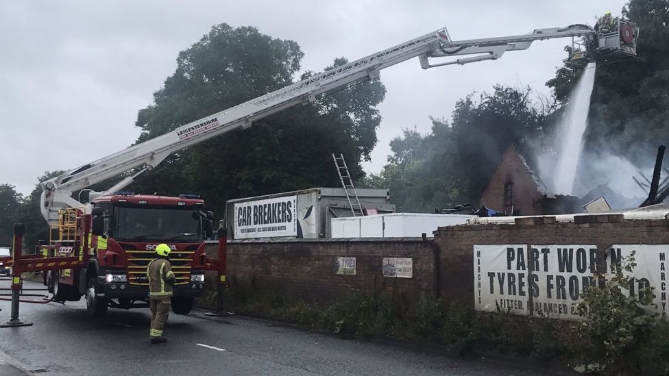Glen Parva: Fire crews tackle large scrapyard blaze - BBC News