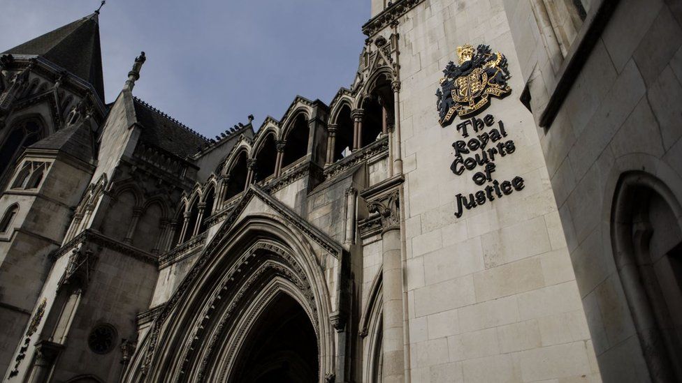 Girl suffered knife wound during parents' 'heated row' - BBC News