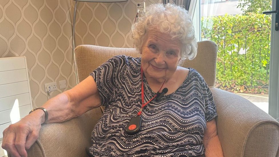 War veteran Arthur Gillett celebrates 105th birthday - BBC News