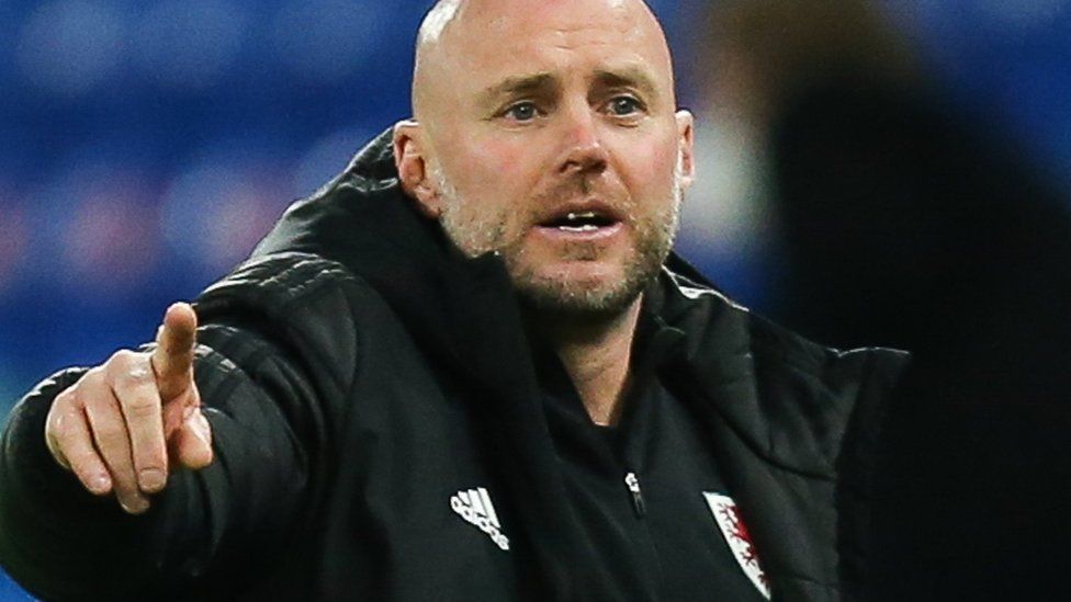 Disgwyl i Robert Page aros â Chymru am bedair blynedd arall - BBC Cymru Fyw