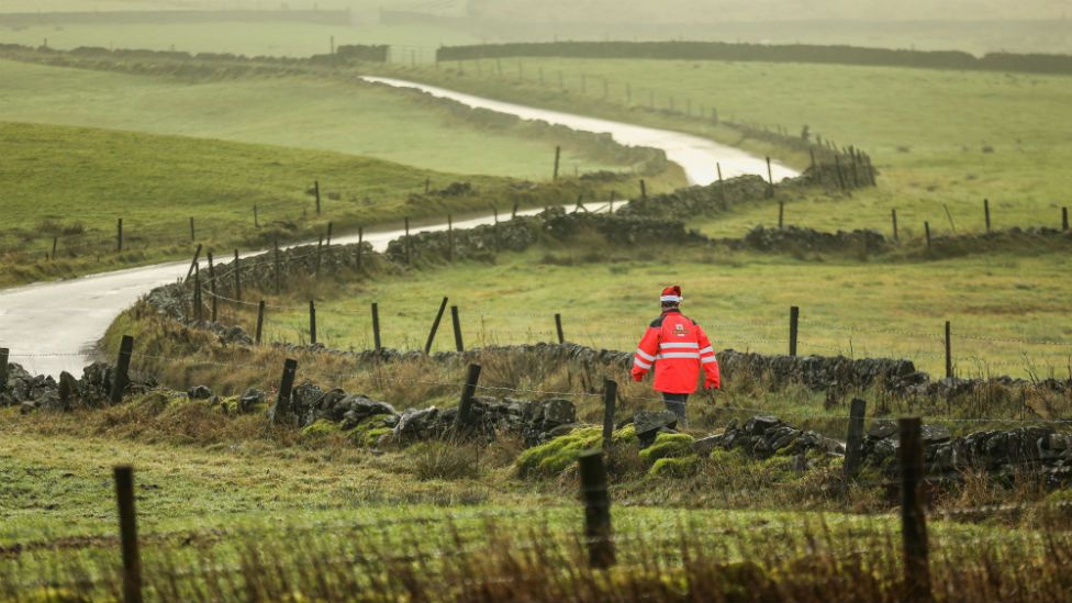 Delivering Christmas cards on England's highest mail round - BBC News