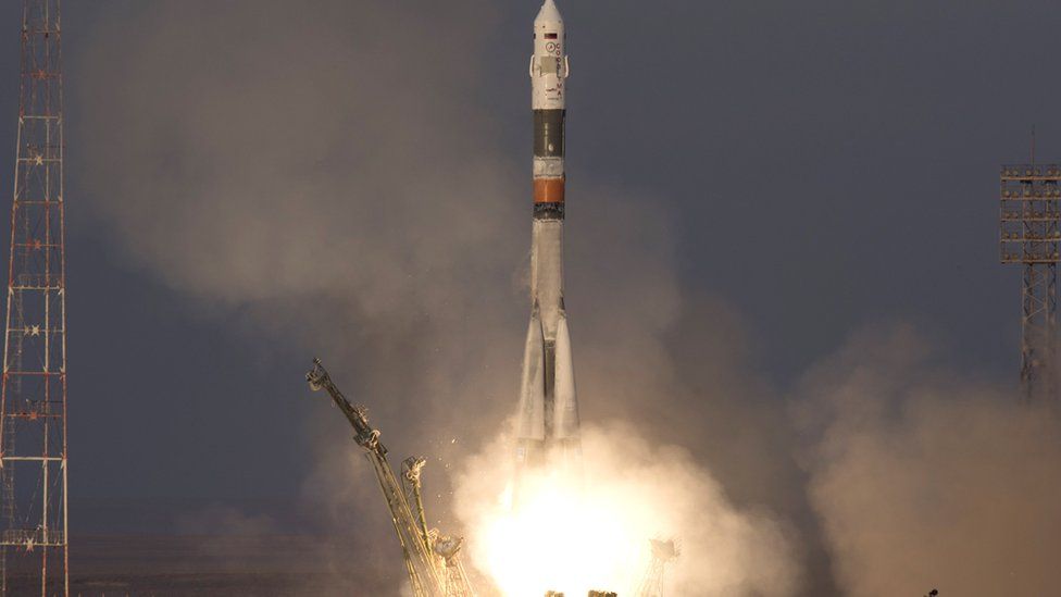 Tim Peake honoured by Chichester City Council - BBC News