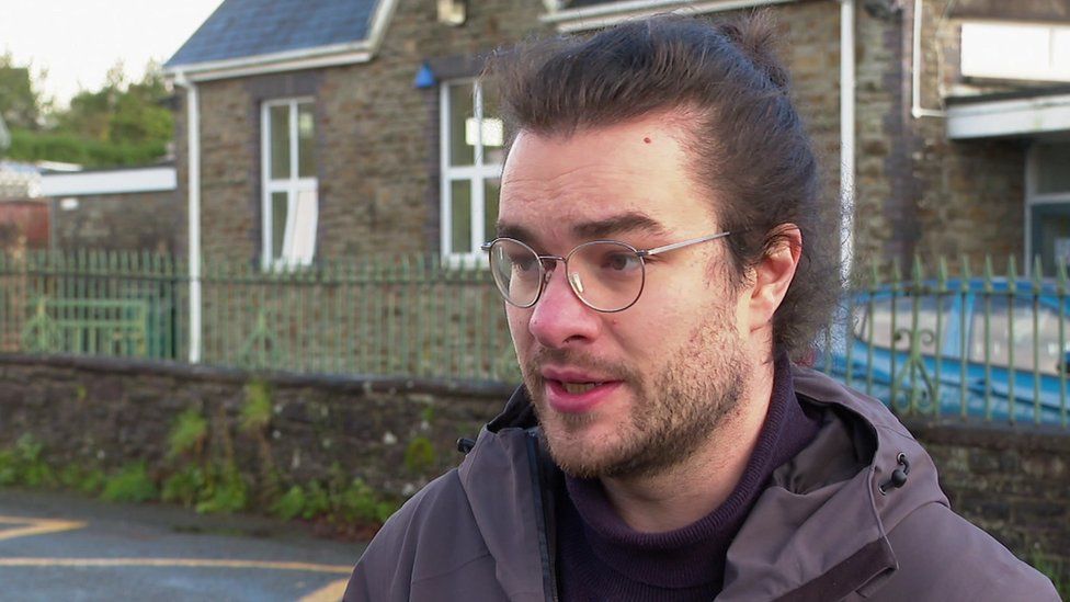 'Rhowch hawl yn gyntaf i gymunedau brynu adeiladau lleol' - BBC Cymru Fyw