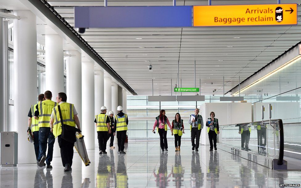 What's it like to live near an airport? - BBC News